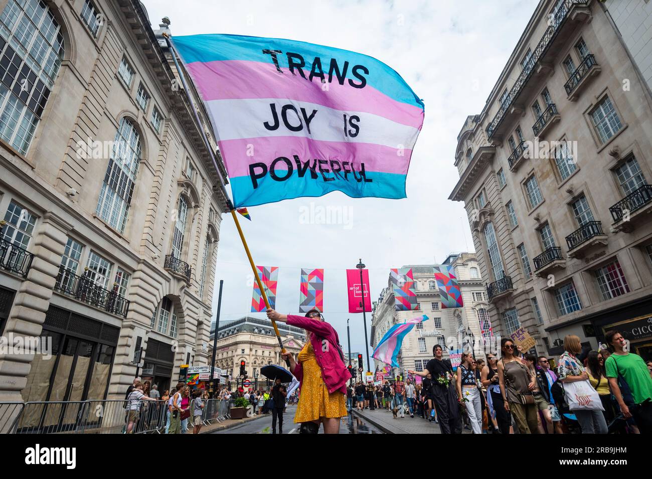 London, UK. 8 July 2023. A person with a flag near Piccadilly Circus ...