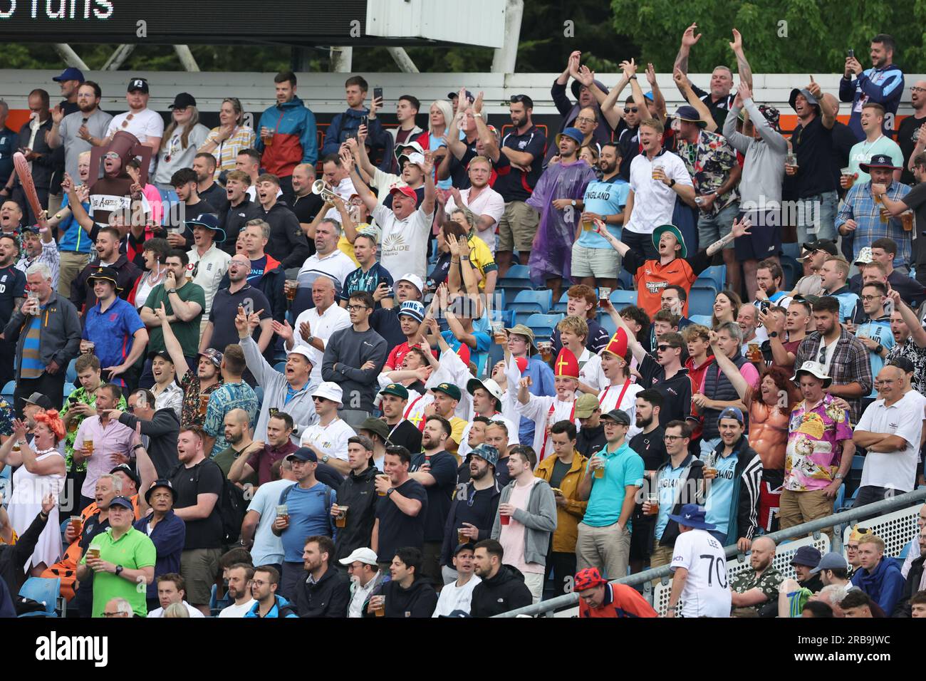 Englands barmy army fans sing during the LV= Insurance Ashes Third Test ...