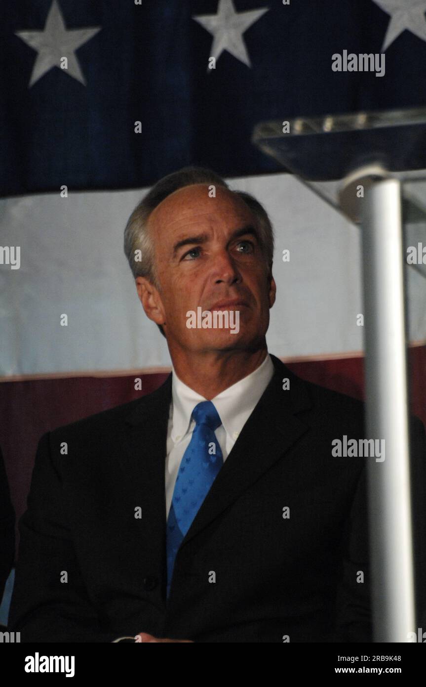Secretary Dirk Kempthorne waiting to deliver remarks at opening ...