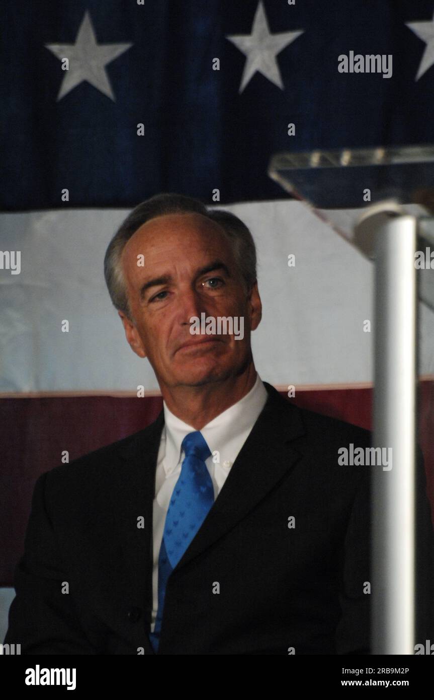 Secretary Dirk Kempthorne waiting to deliver remarks at opening ...