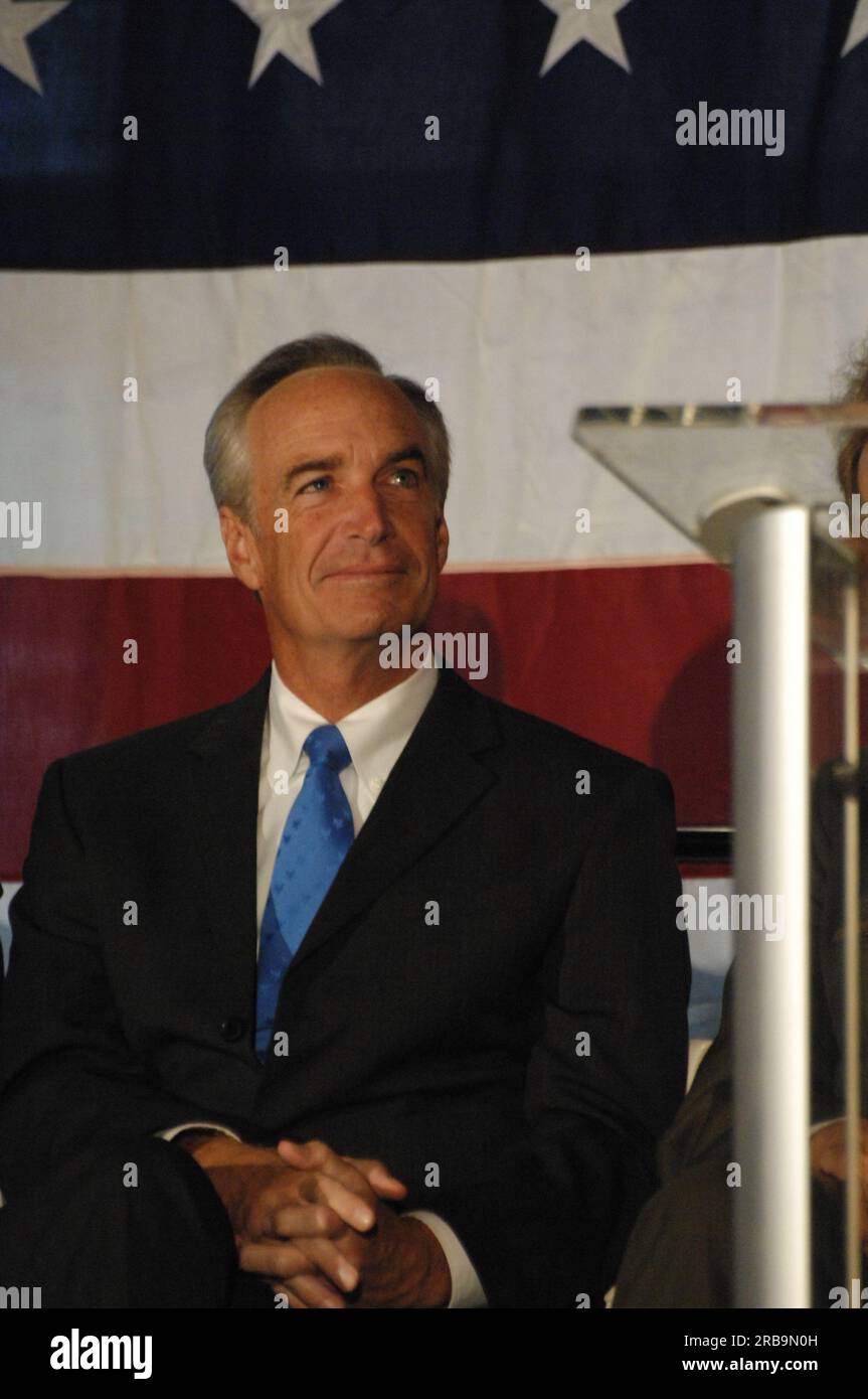 Secretary Dirk Kempthorne waiting to deliver remarks at opening ...