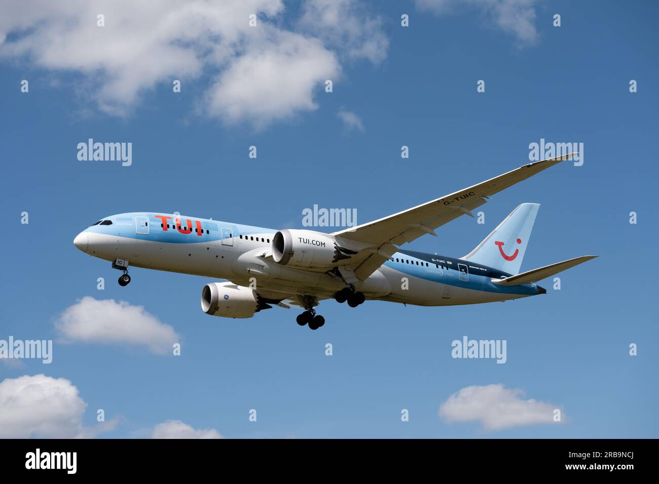 Tui Boeing 787-8 Dreamliner landing at Birmingham Airport, UK (G-TUIC Stock Photo - Alamy