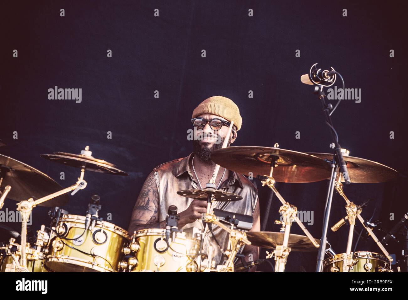 The on sdrummer Jamiel Blaketage with the British singer Samuel ...