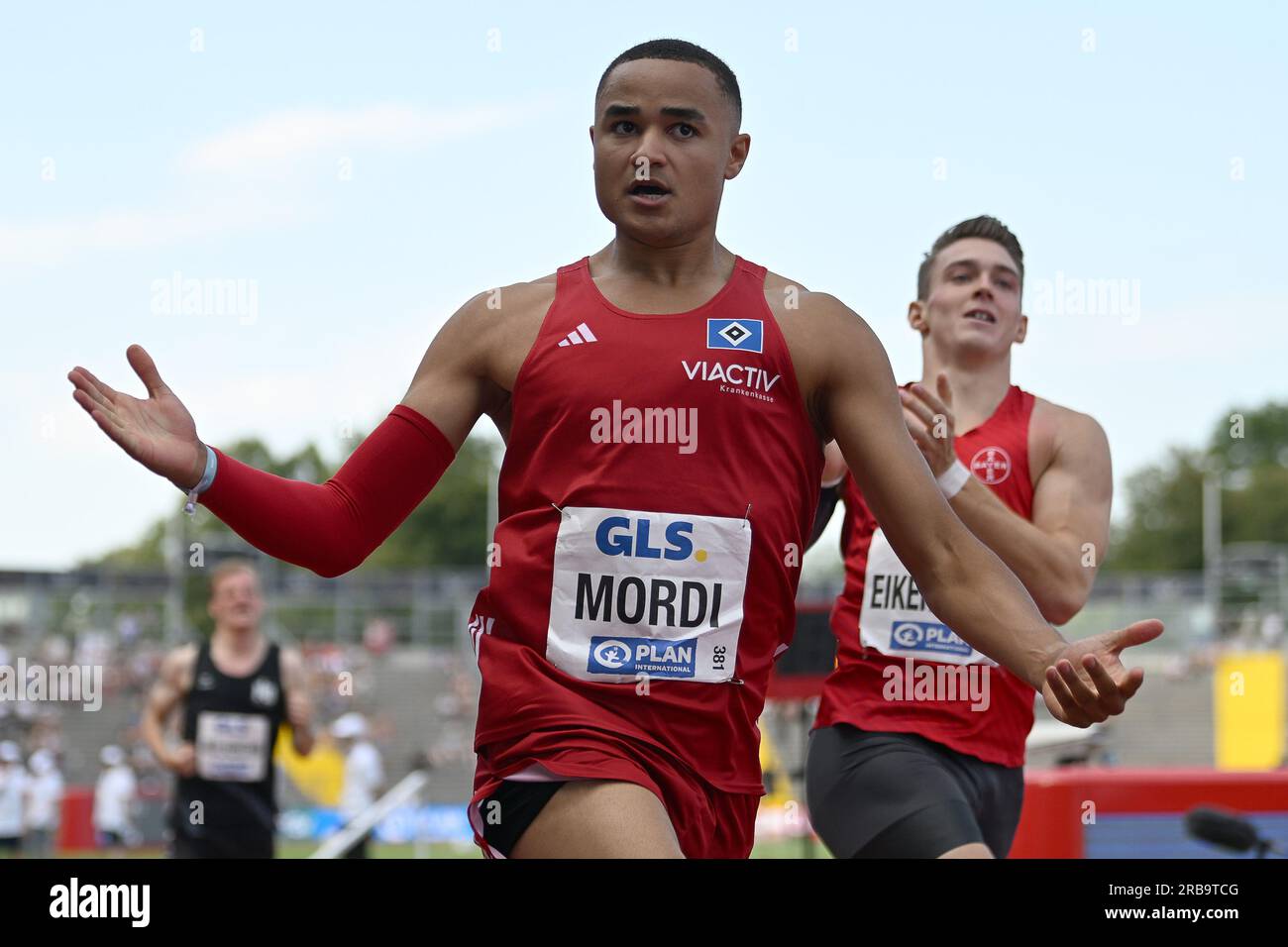 Mens 110 hurdles hi-res stock photography and images - Alamy