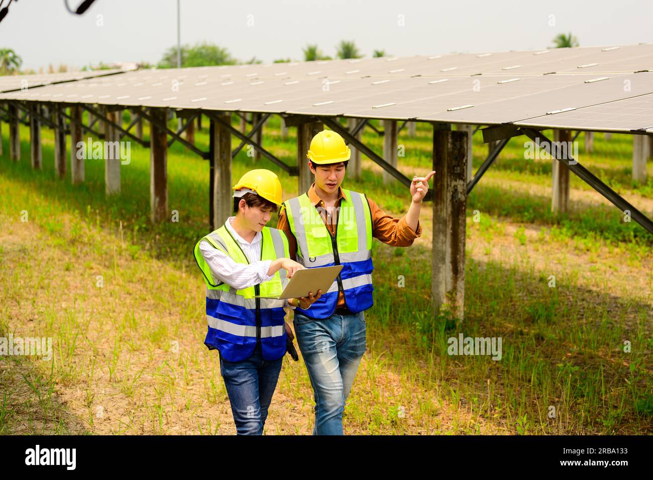 Maintenance engineers checking solar panels on solar cell farm Stock ...