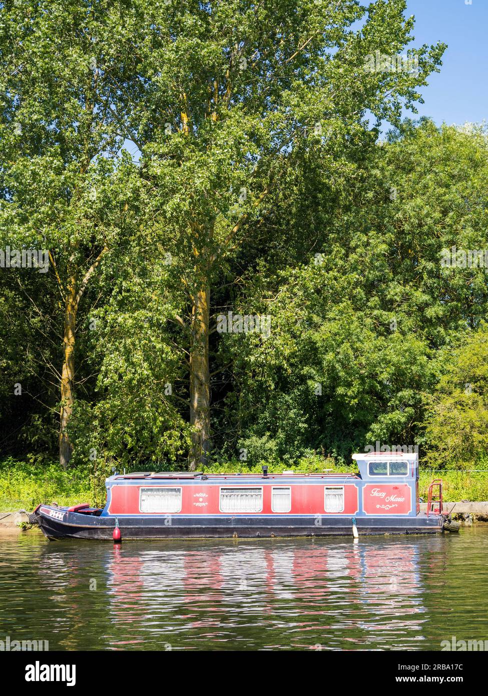 Red Narrow Boat, River Thames, Caversham, Reading, Berkshire, England ...