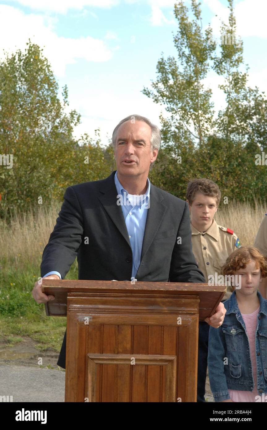 Secretary Dirk Kempthorne conducting press conference, with Boy Scouts ...