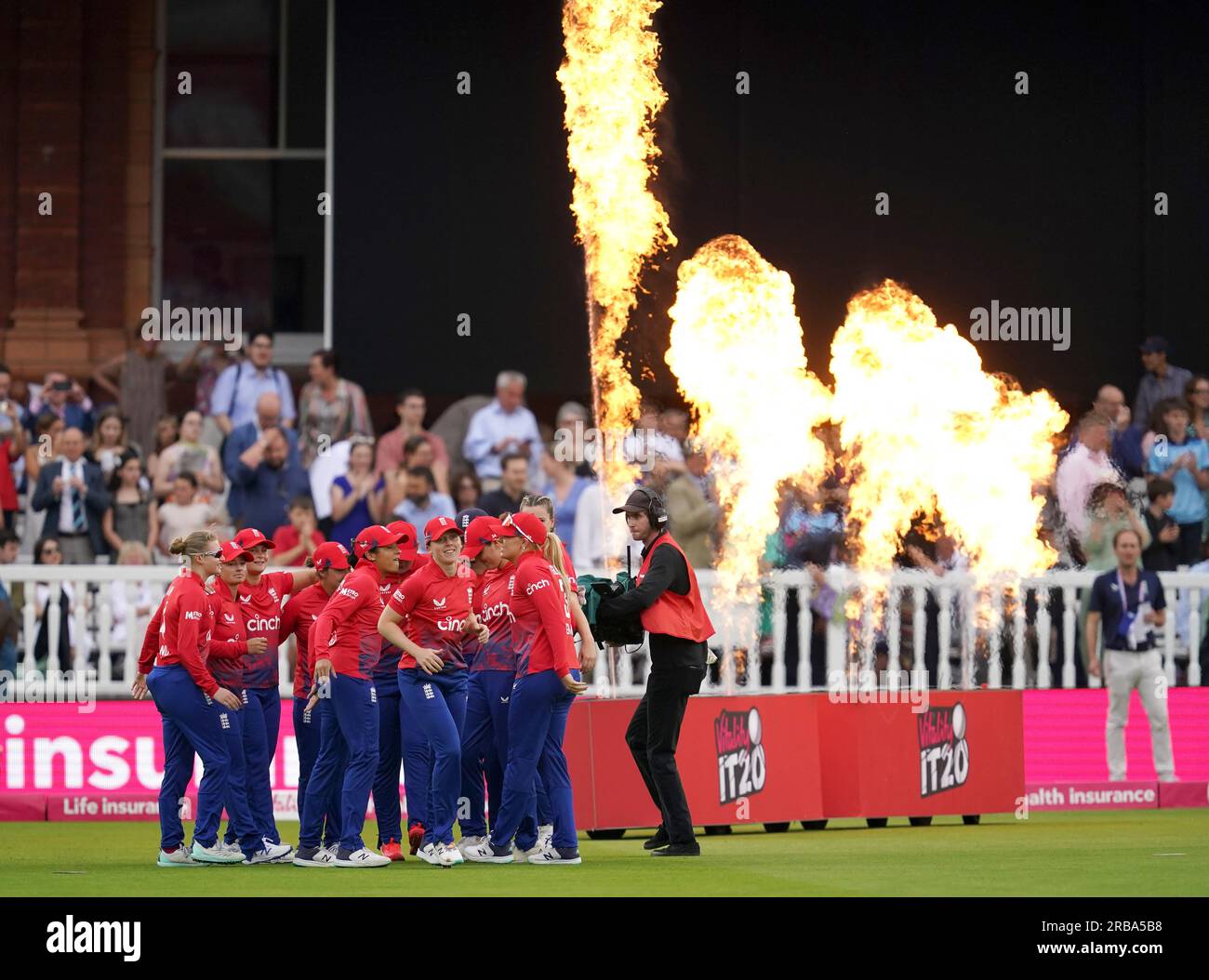 England cricket huddle image hi-res stock photography and images - Alamy
