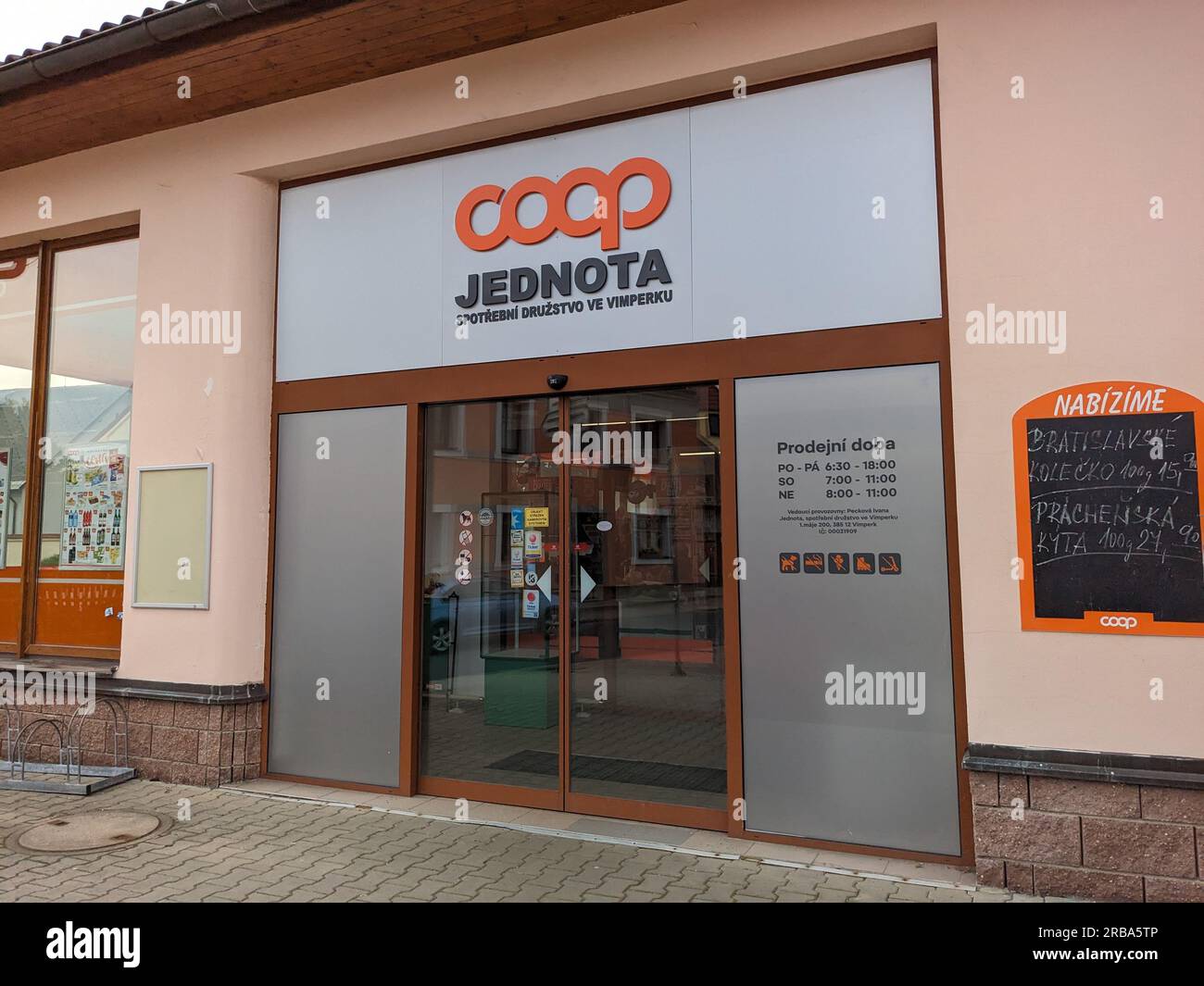 Sispensing hi-res stock photography and images - Alamy