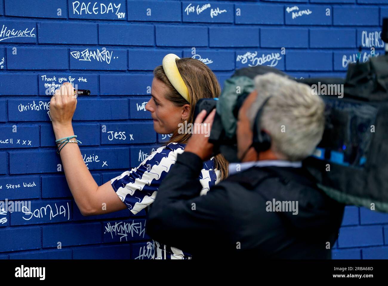 Rosie Tapner signs the Frankie Dettori mural during Coral-Eclipse day ...