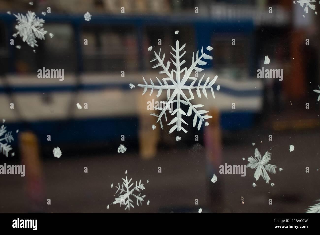 Snowflake decoration in window hi-res stock photography and images - Alamy