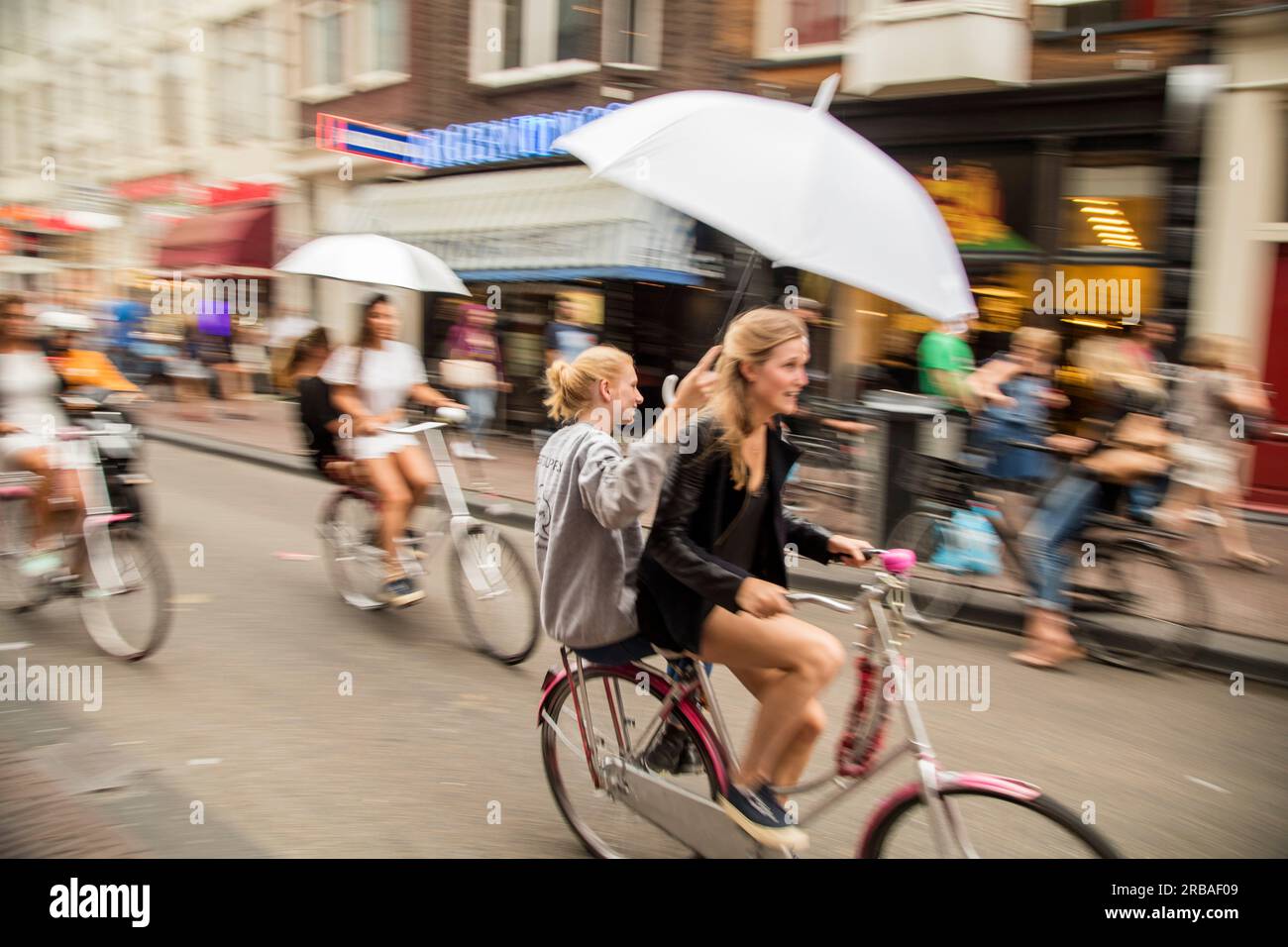 Dam street hi-res stock photography and images - Alamy