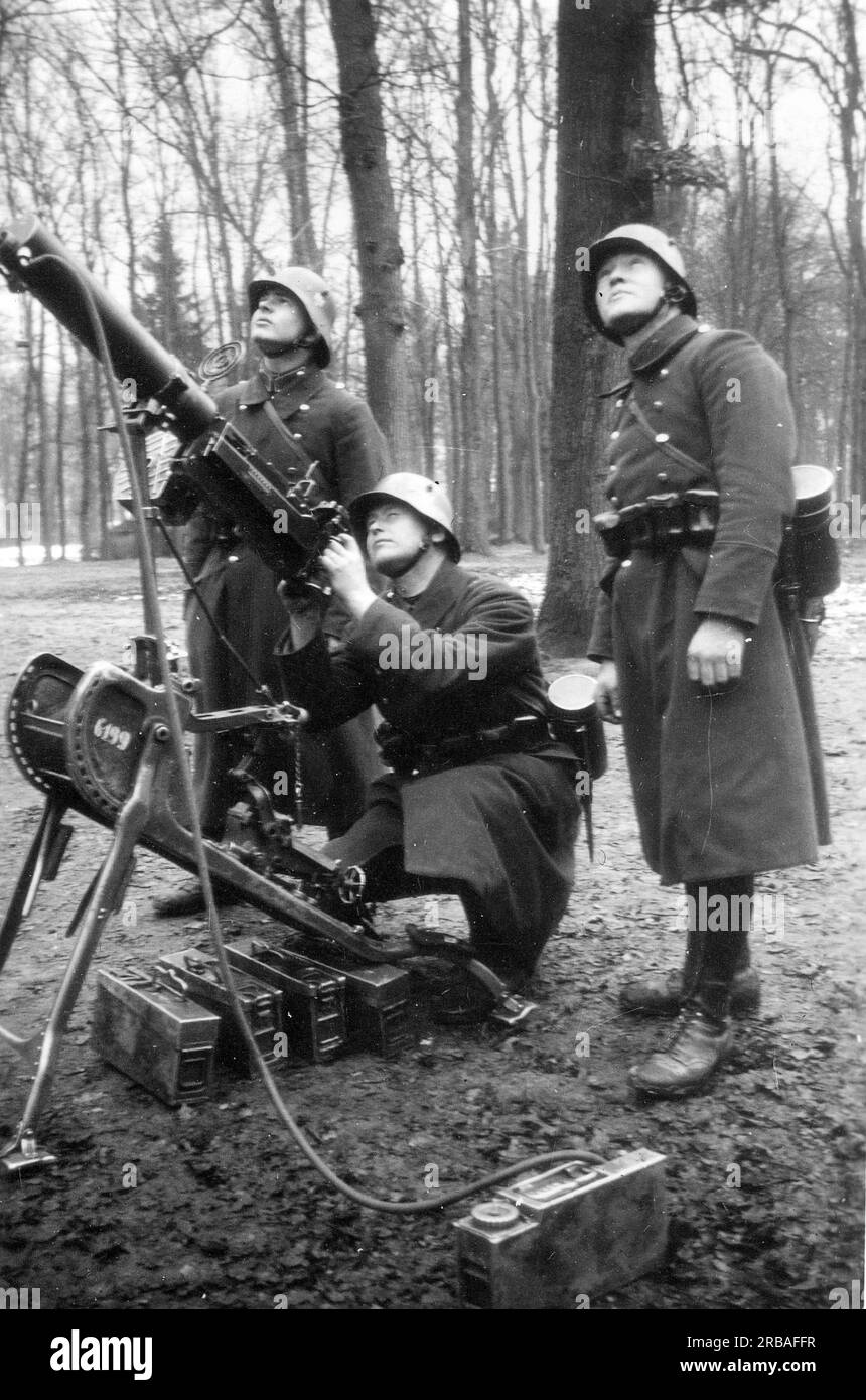 Nazi Germany AA machine gun crew ww2 Stock Photo - Alamy