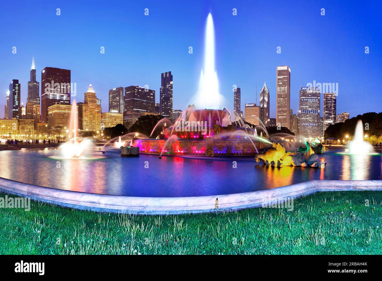 Famous buckingham fountain chicago hi-res stock photography and images ...