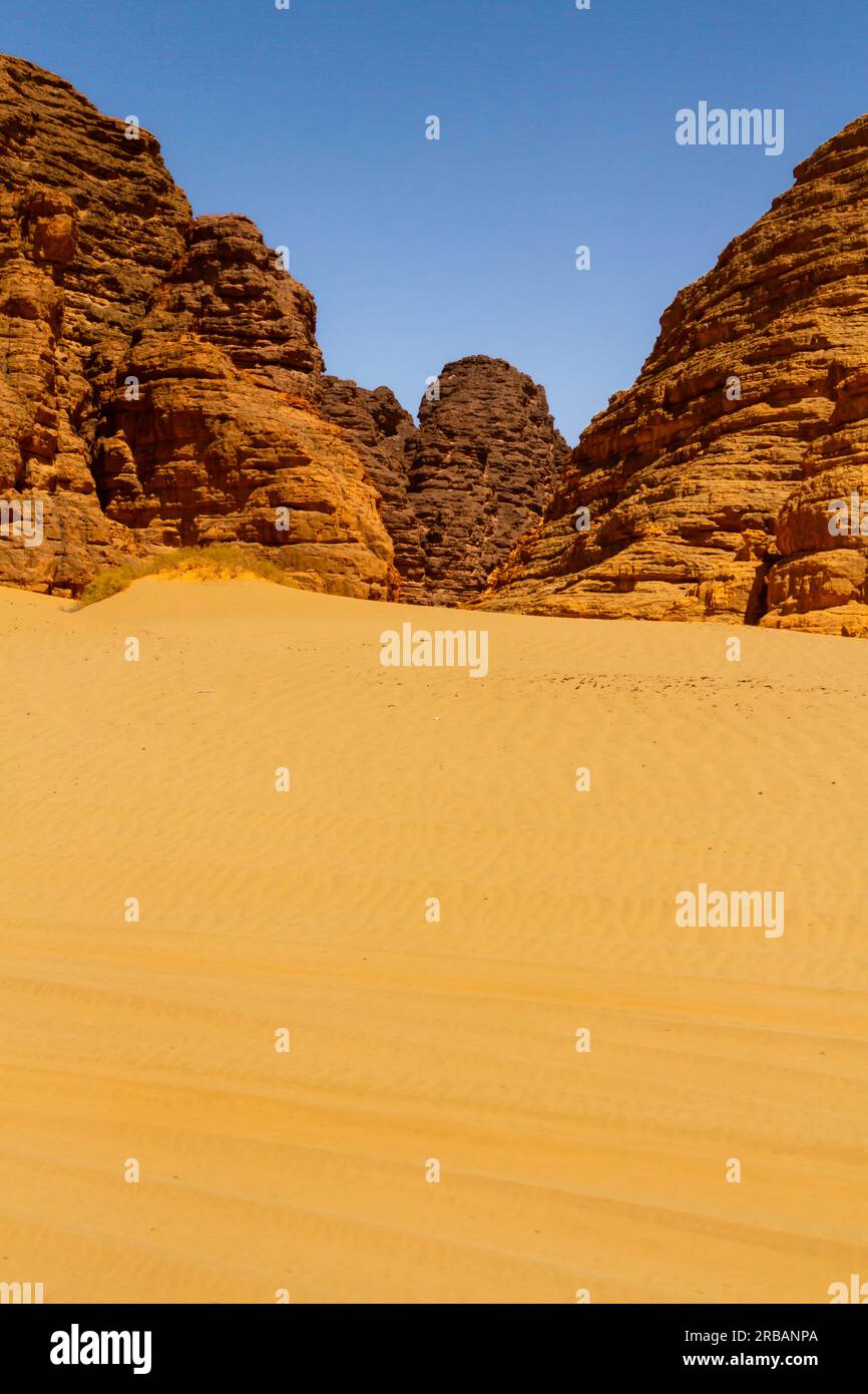 A sandstone rock anf cliffs formations in astonishing shapes. Tadrart ...