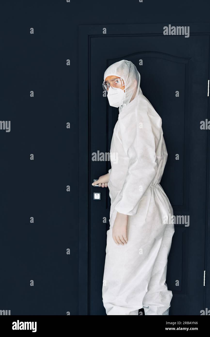 Doctor open door hi-res stock photography and images - Alamy