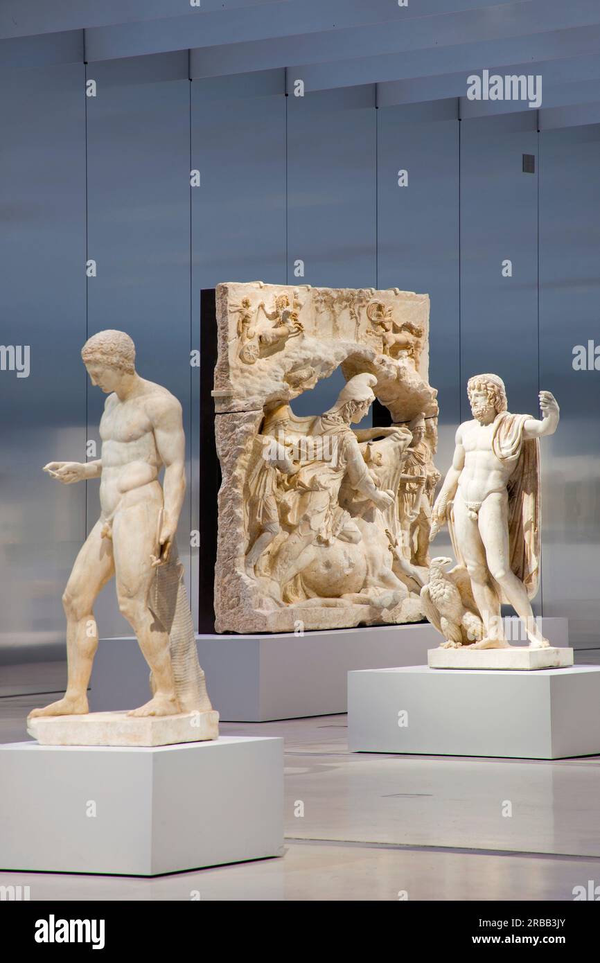 Panoramica, con in primo piano sculture di epoca greca e romana ...