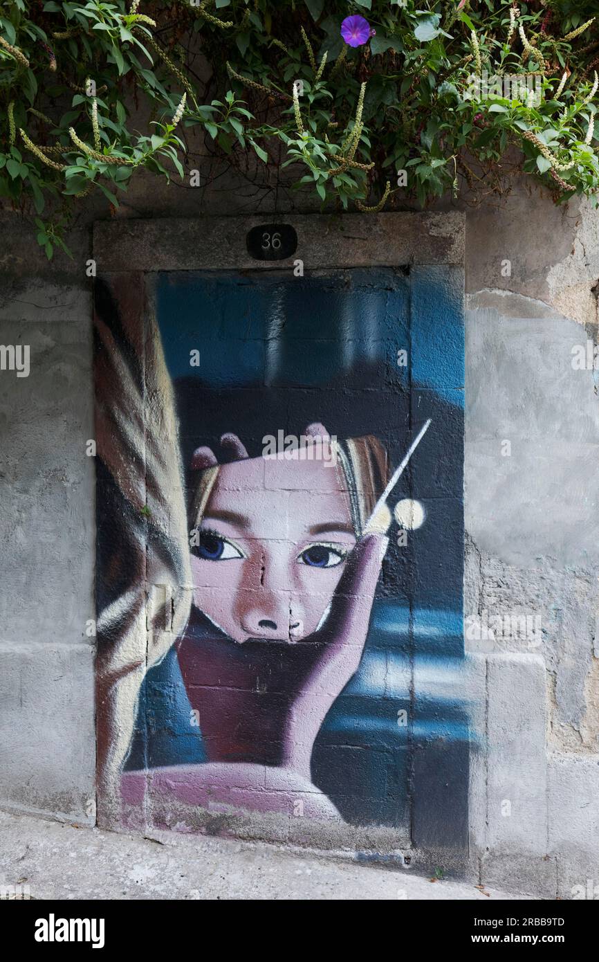 Reflection of street art hi-res stock photography and images - Alamy