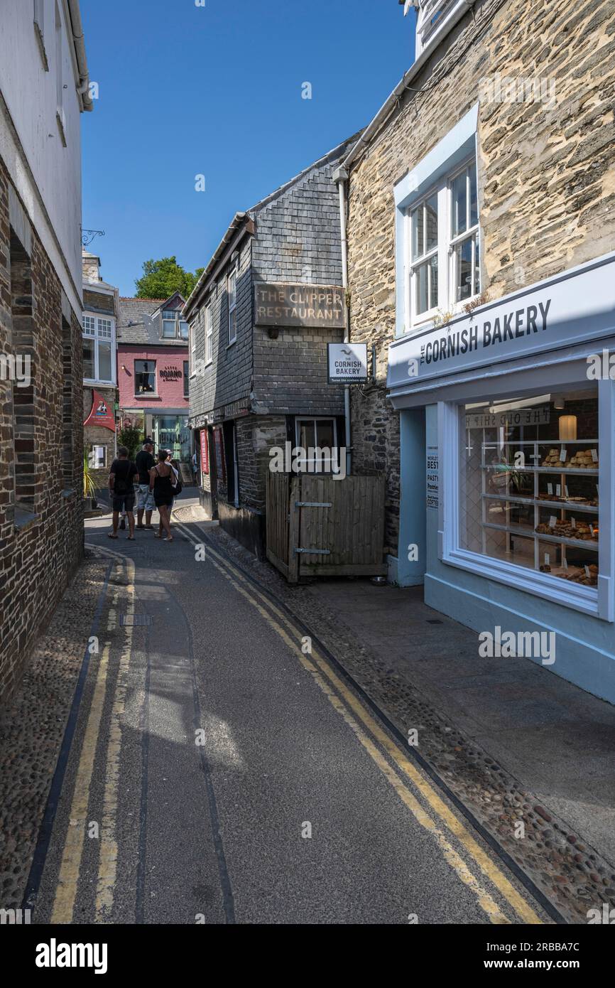 Old town alley in the harbour town of Padstow, North Cornwall, England ...