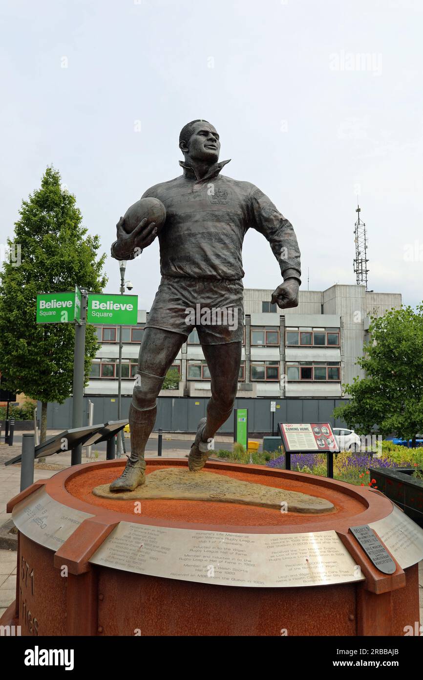 Statue of Billy Boston at Wigan in Greater Manchester Stock Photo - Alamy