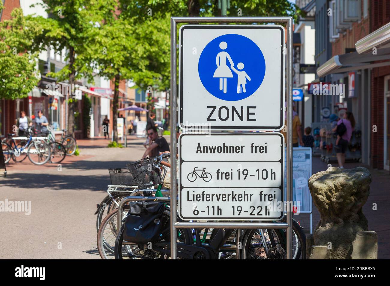 Sign pedestrian zone, Grosse Strasse, Rotenburg an der Wuemme, Lower ...