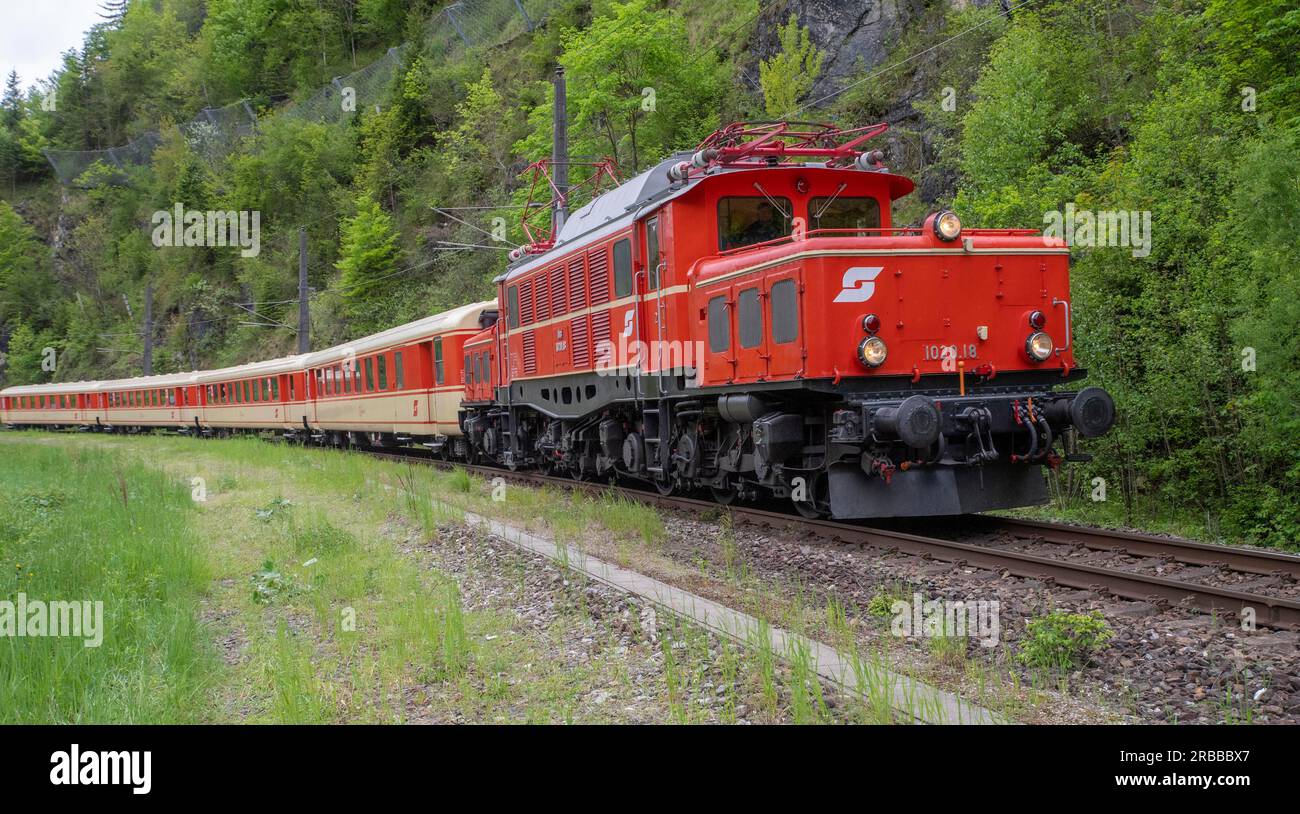 Suedbahnexpress with OeBB electric locomotive 1020 on the ...