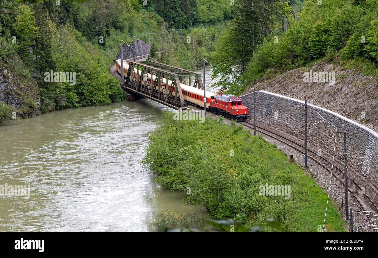 Suedbahnexpress with OeBB E-locomotive 1020 on the Kronprinzrudolfbahn ...