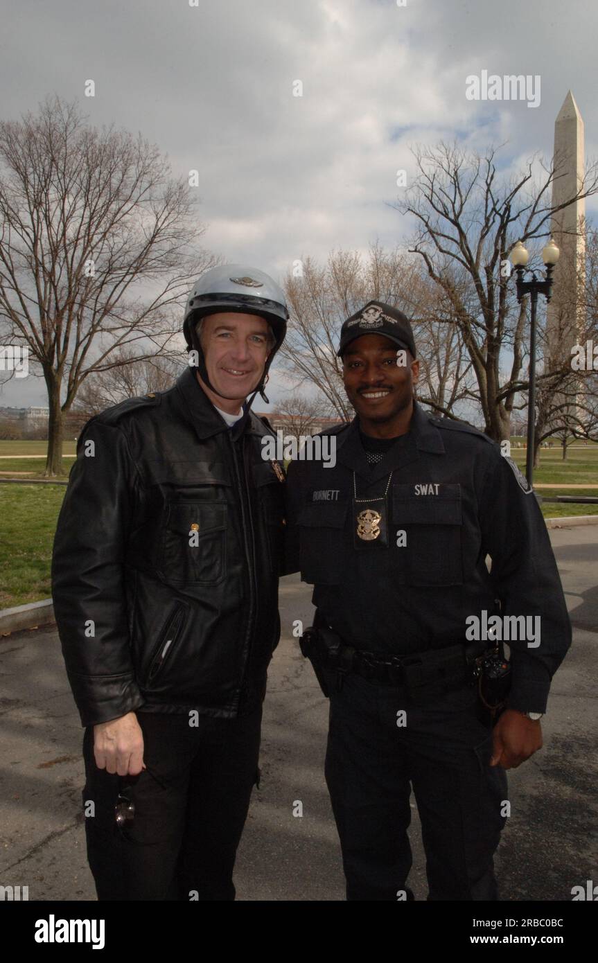 Secretary Dirk Kempthorne with members of the U.S. Park Police Special ...