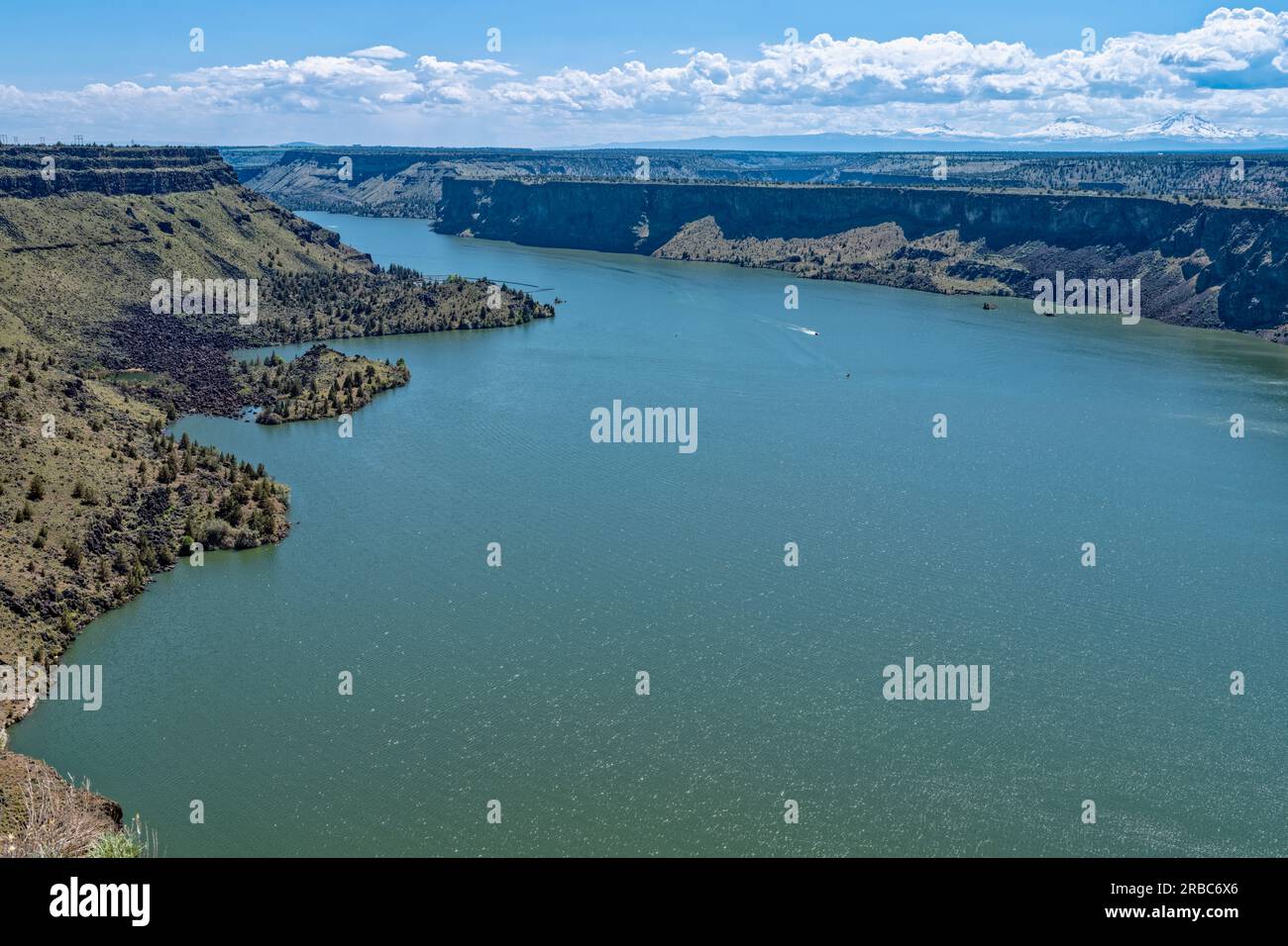 The Crooked River flows through the formations at the Cove Palisades ...