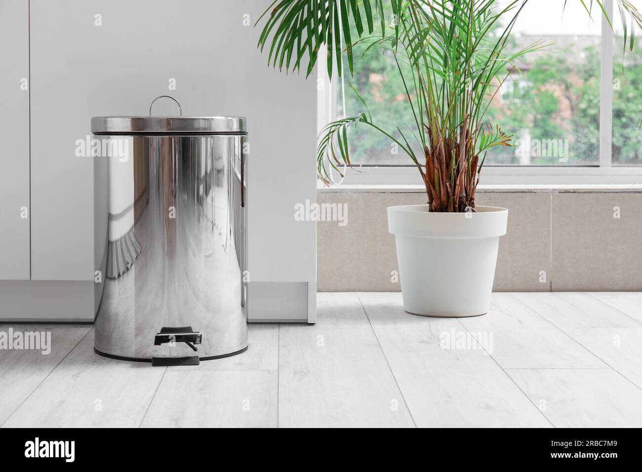Metallic trash bin in interior of light kitchen Stock Photo - Alamy