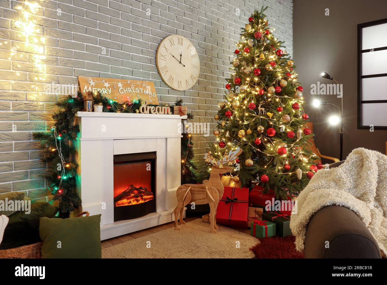 Interior of living room with fireplace, Christmas tree and gifts Stock ...