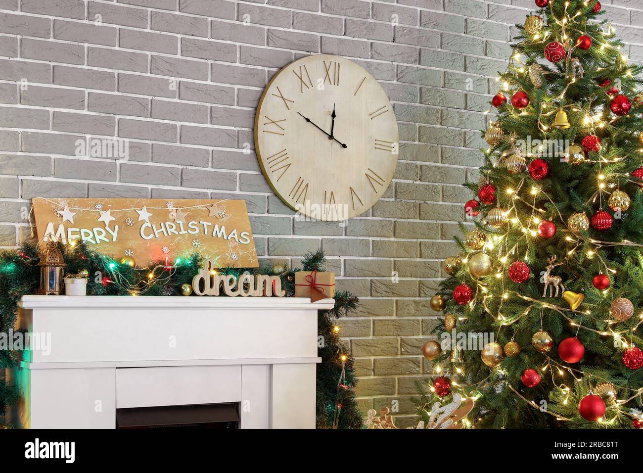 Interior of living room with Christmas tree, clock and fireplace Stock ...