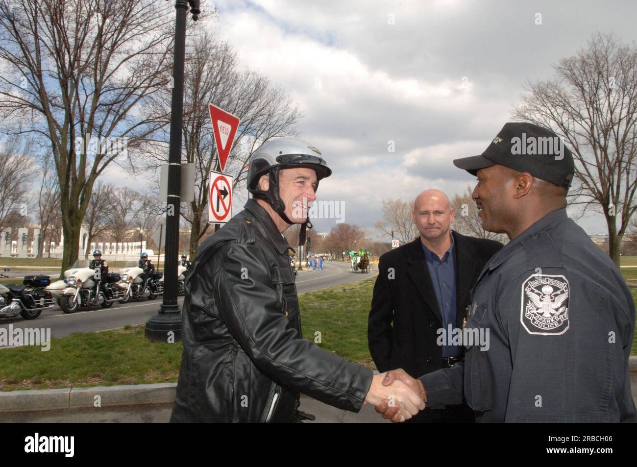 Secretary Dirk Kempthorne with members of the U.S. Park Police Special ...