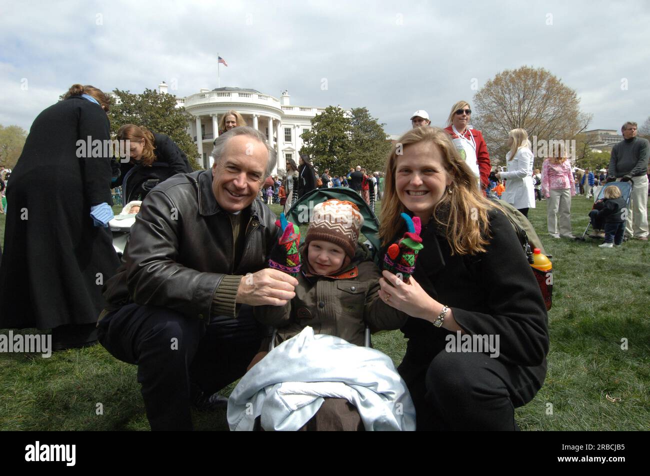 Secretary Dirk Kempthorne with White House Easter Egg Roll group ...
