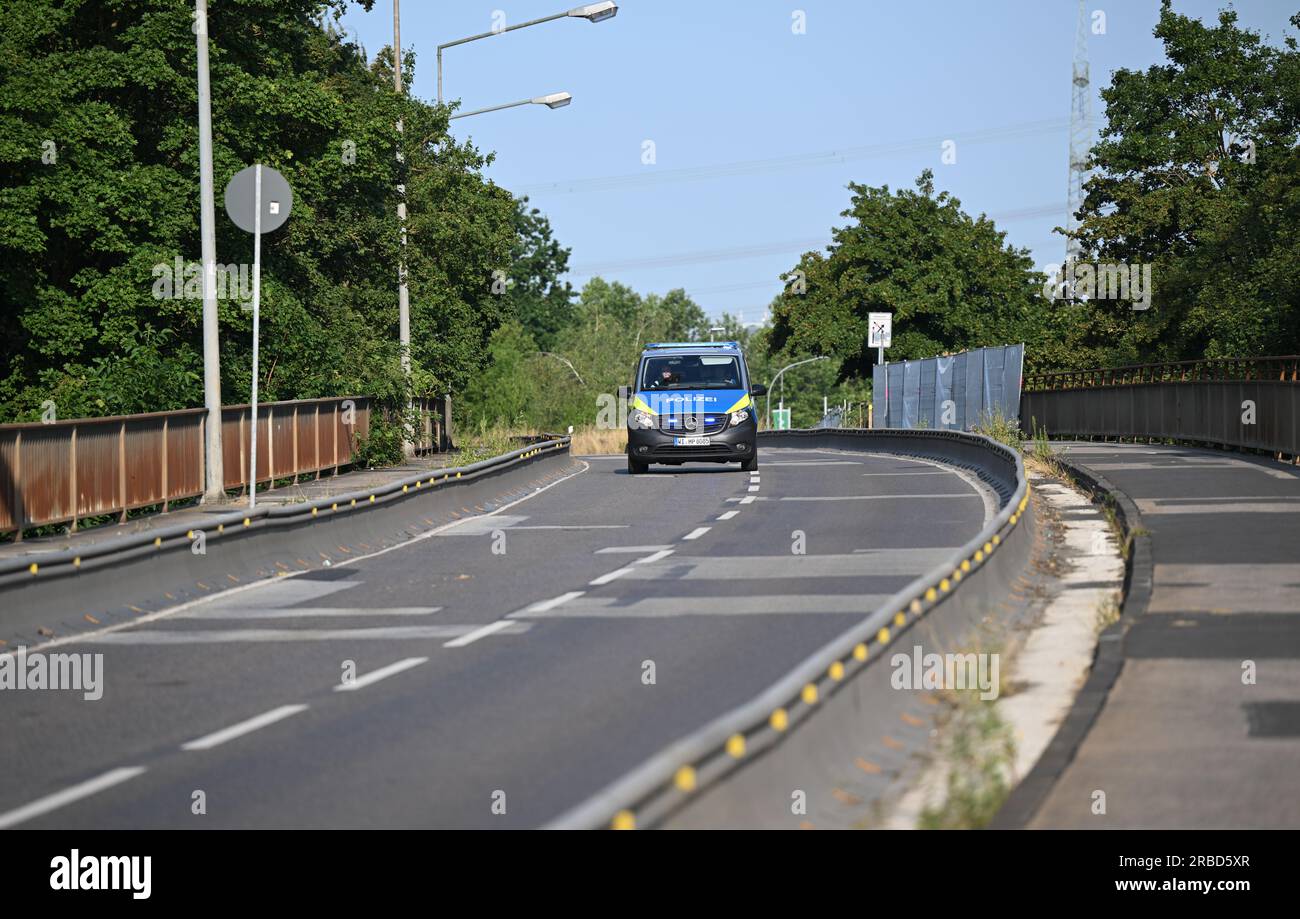 09 July 2023, Hesse, Gießen: A police vehicle is on the Konrad Adenauer ...