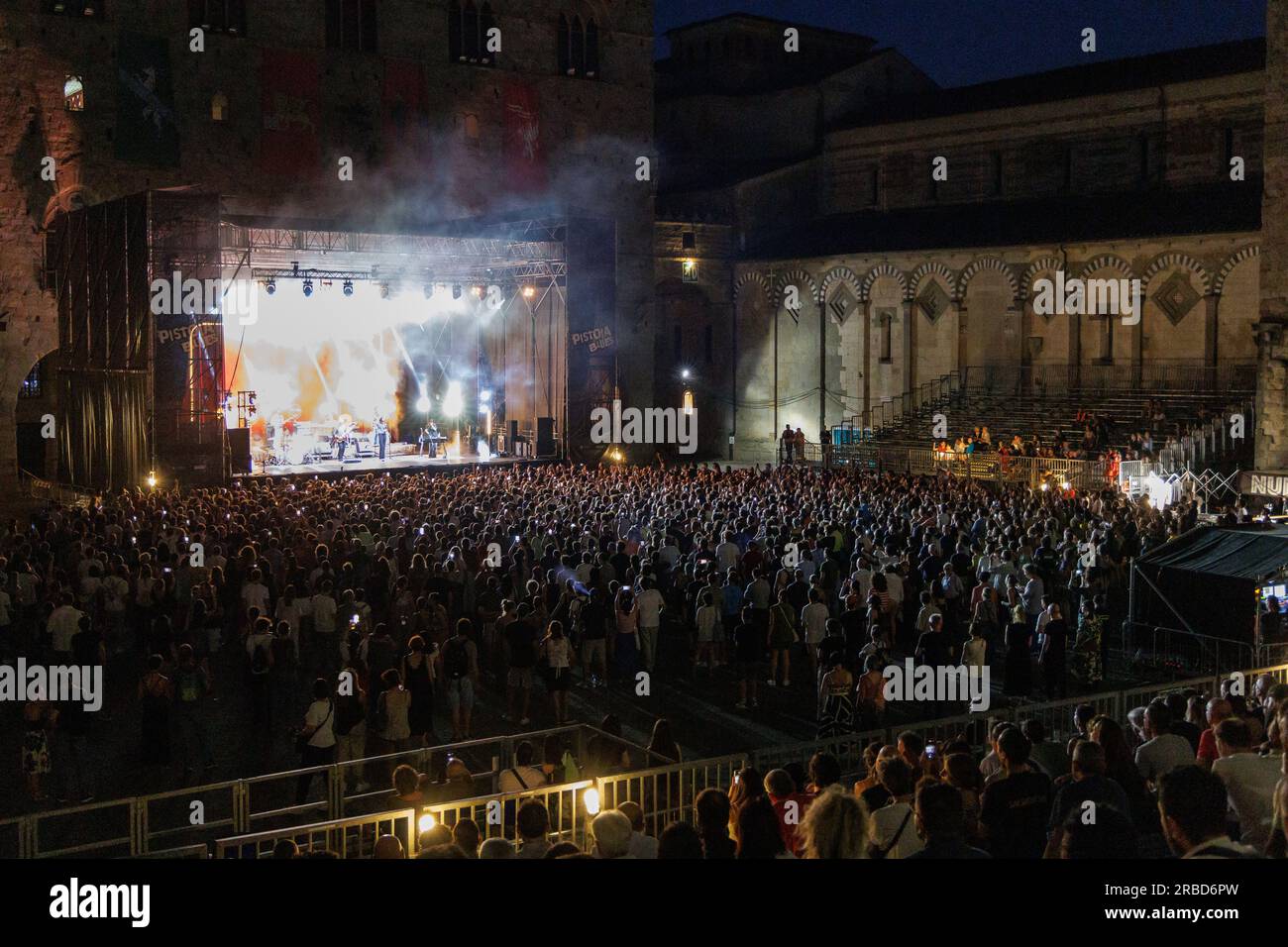 Piazza duomo live concert hi-res stock photography and images - Alamy