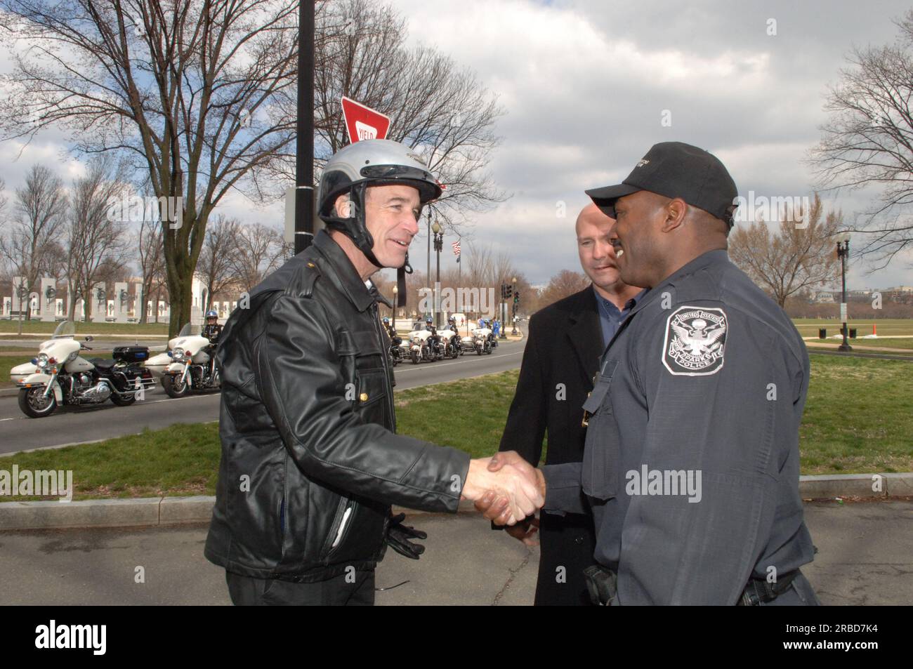 Secretary Dirk Kempthorne with members of the U.S. Park Police Special ...