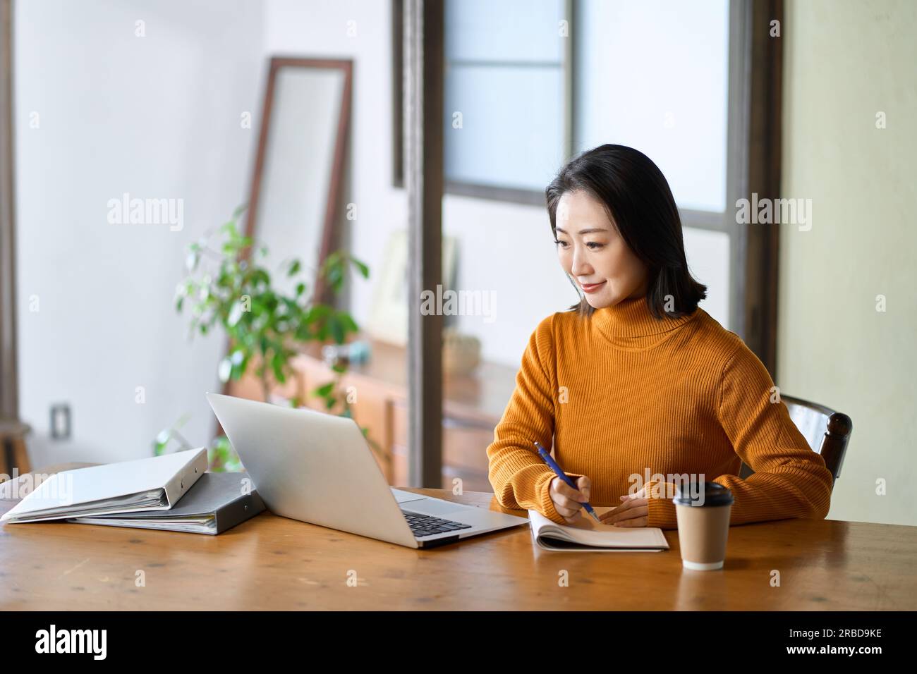 Remote work chinese woman hi-res stock photography and images - Alamy