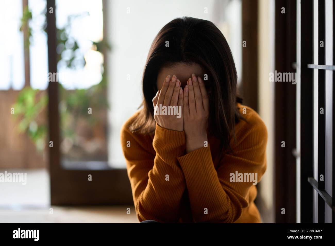 Hands covering face crying female hi-res stock photography and images ...