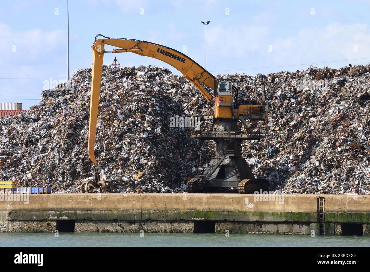 Junk yard crane hi-res stock photography and images - Alamy