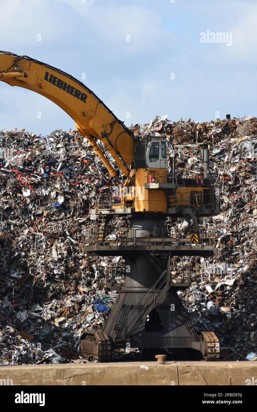 Crane for scrap hi-res stock photography and images - Alamy