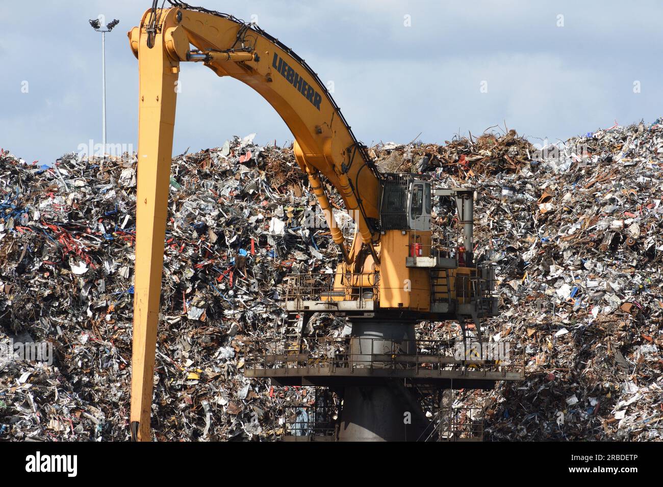 Junk yard crane hi-res stock photography and images - Alamy