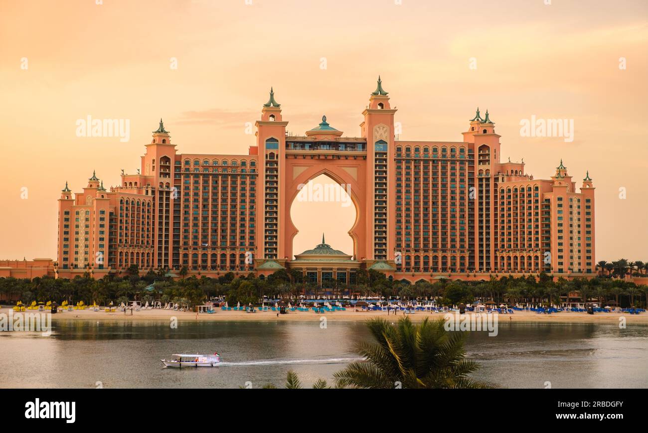 Atlantis The Palm Hotel at Sunset Stock Photo - Alamy
