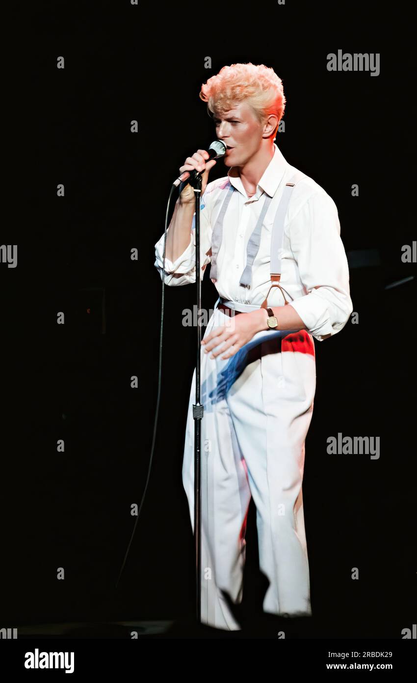 David bowie on stage hi-res stock photography and images - Alamy