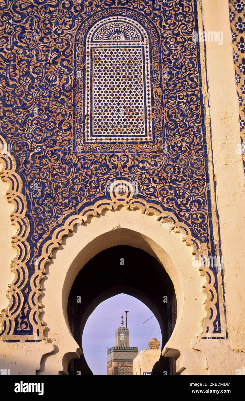 MOROCCO. FES. BAB BOUJLOUD (BLUE GATE). THE IMPOSING ENTRANCE DOOR WITH ...