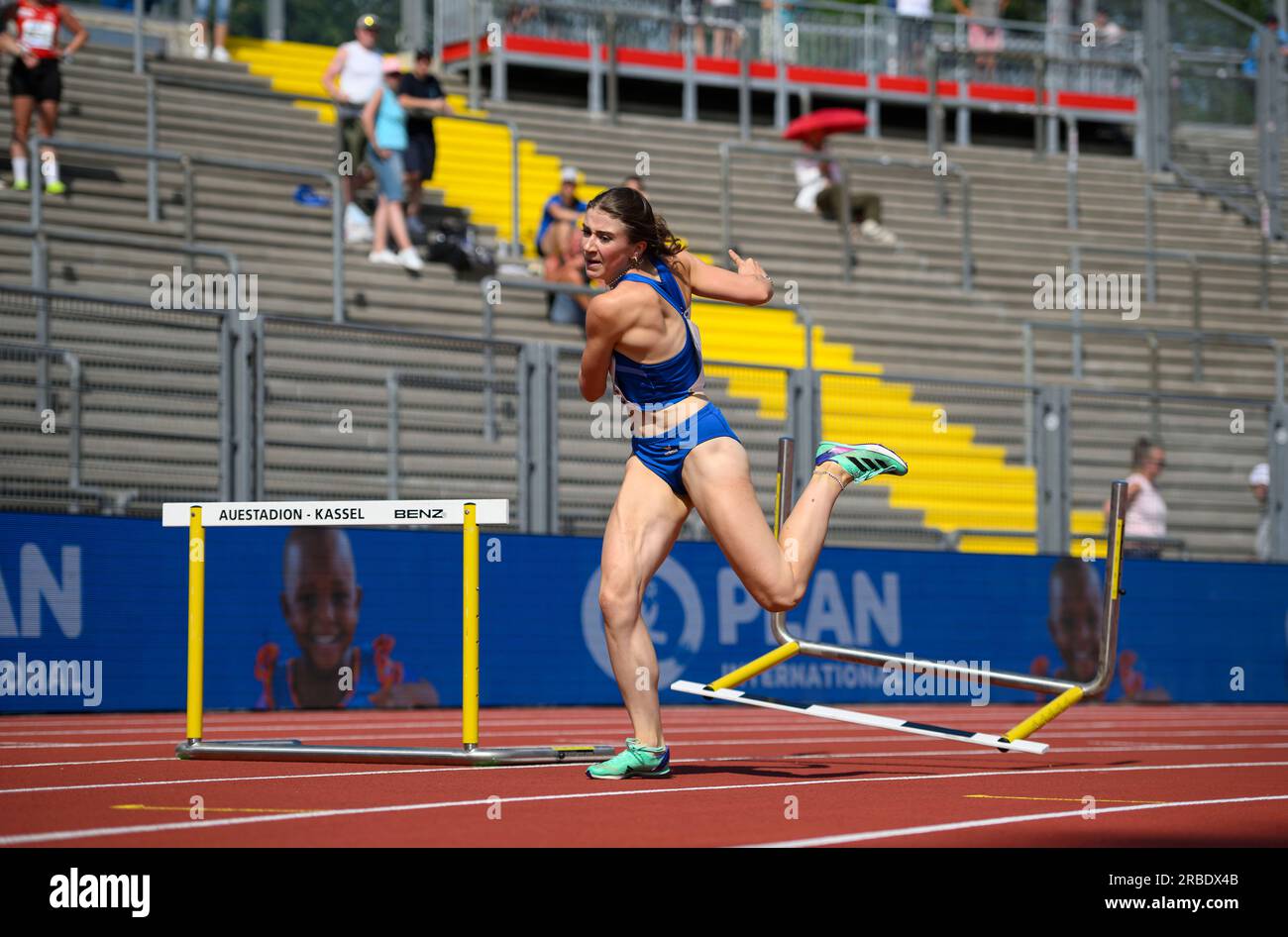 Women 400m hurdle hi-res stock photography and images - Alamy