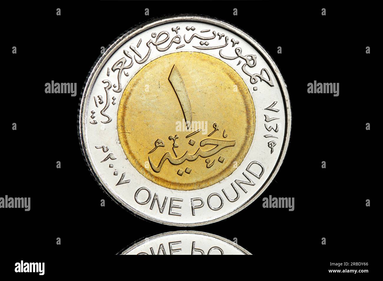 An Egyptian bimetallic one pound coin with arabic writing Stock Photo ...
