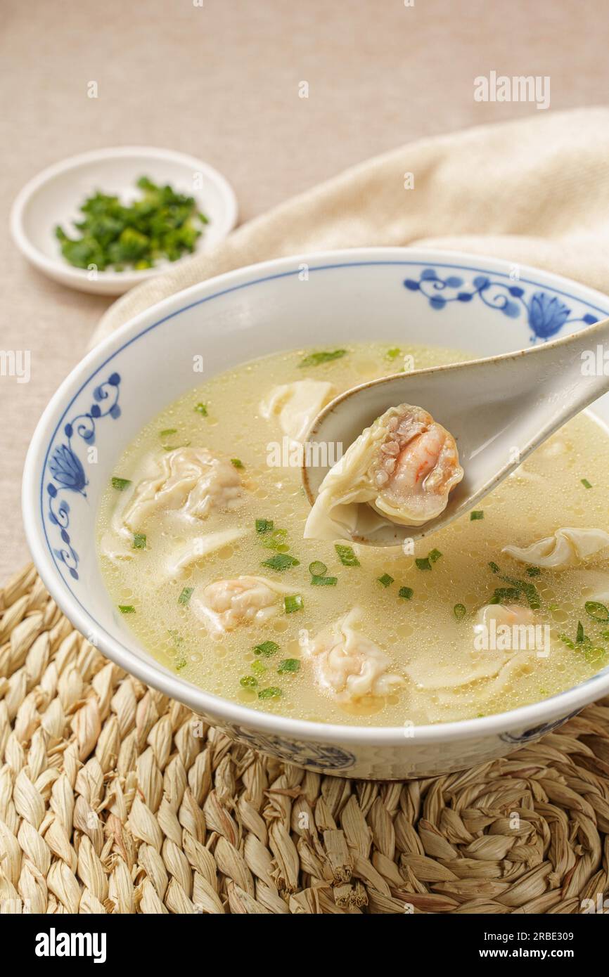 CANTONESE PRAWN WONTON NOODLES ,Meat Dumplings Stock Photo - Alamy