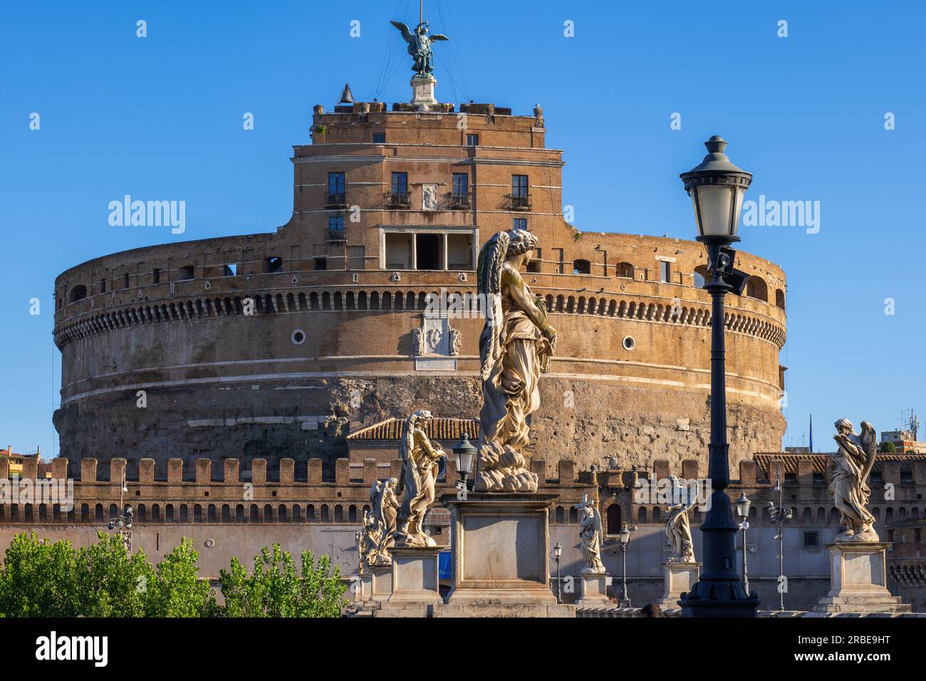 Angels castle statues hi-res stock photography and images - Alamy