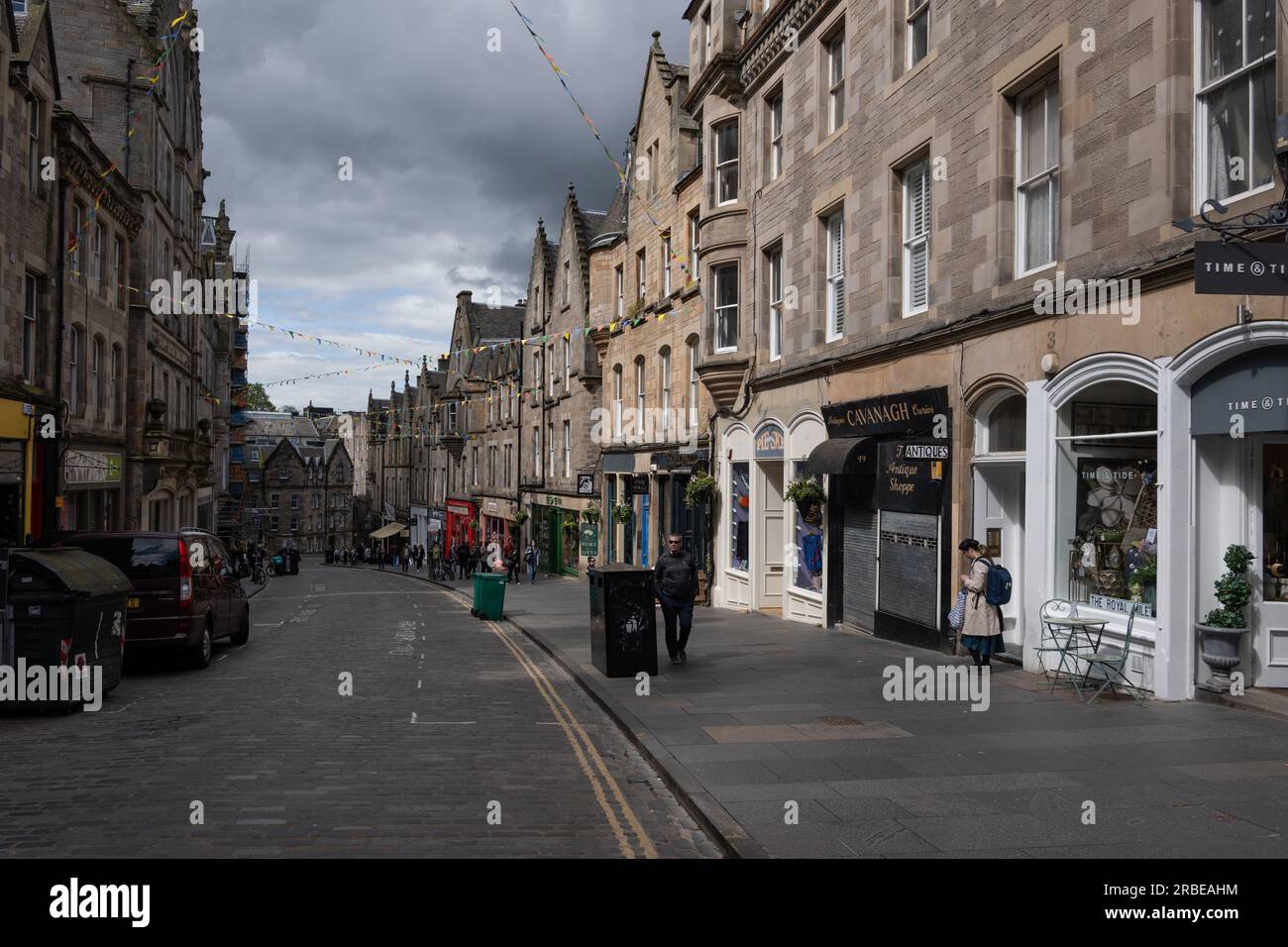 Cobblestone street in edinburgh scotland hi-res stock photography and ...